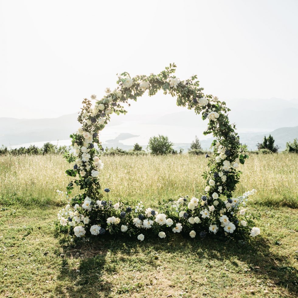 12 Wedding Arch Ideas That Instantly Class Up Your Ceremony
