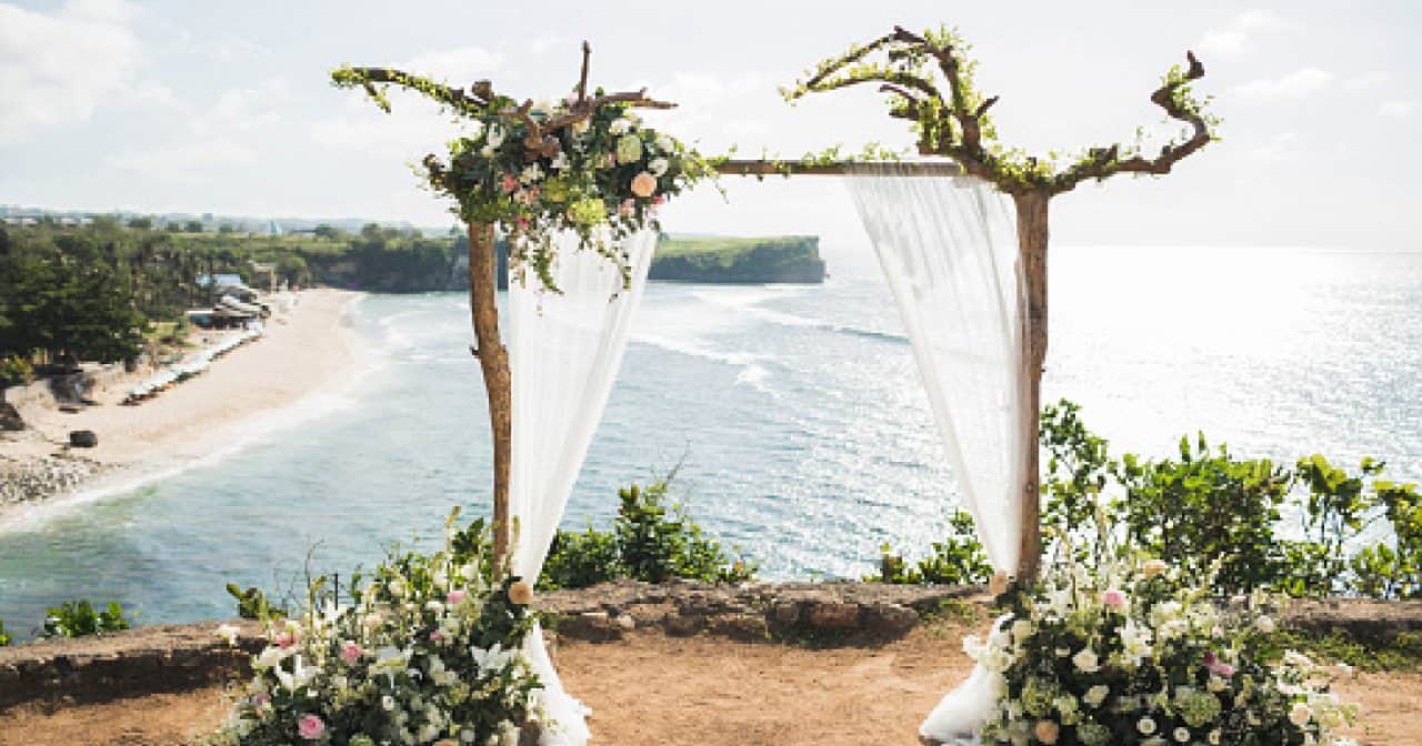 How to Buy or DIY Marvelous Portable Arches for Your Wedding
