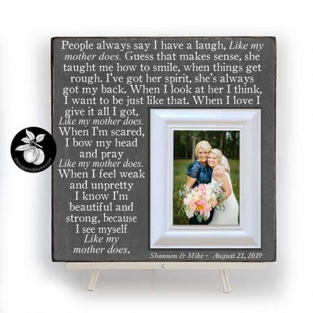 10 Heartwarming Mother of the Bride Personalized Gifts