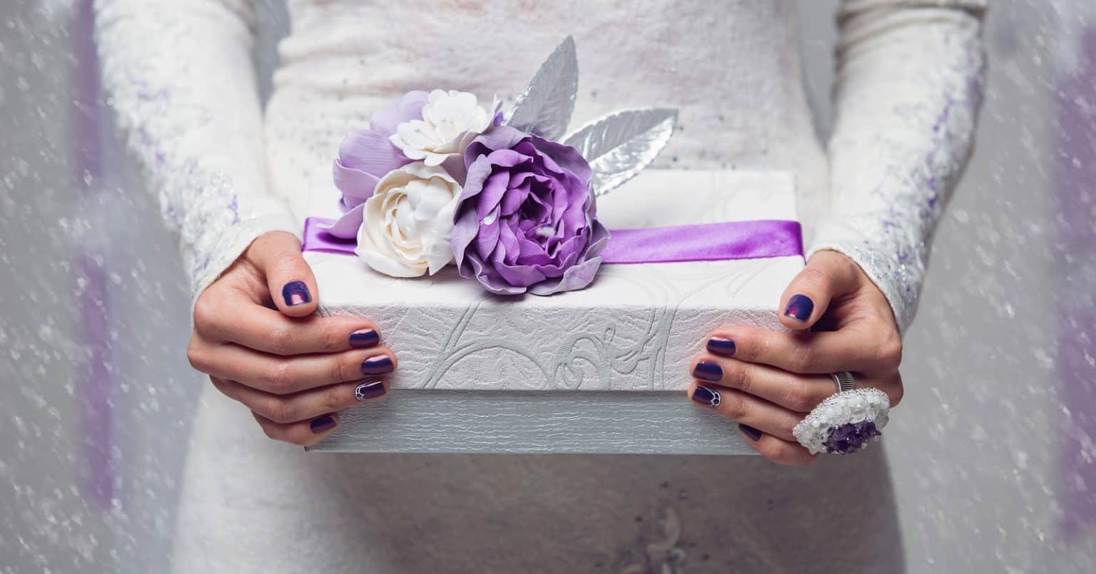 10 Amazingly Sentimental and Touching Wedding Gifts to Give the Happy ...