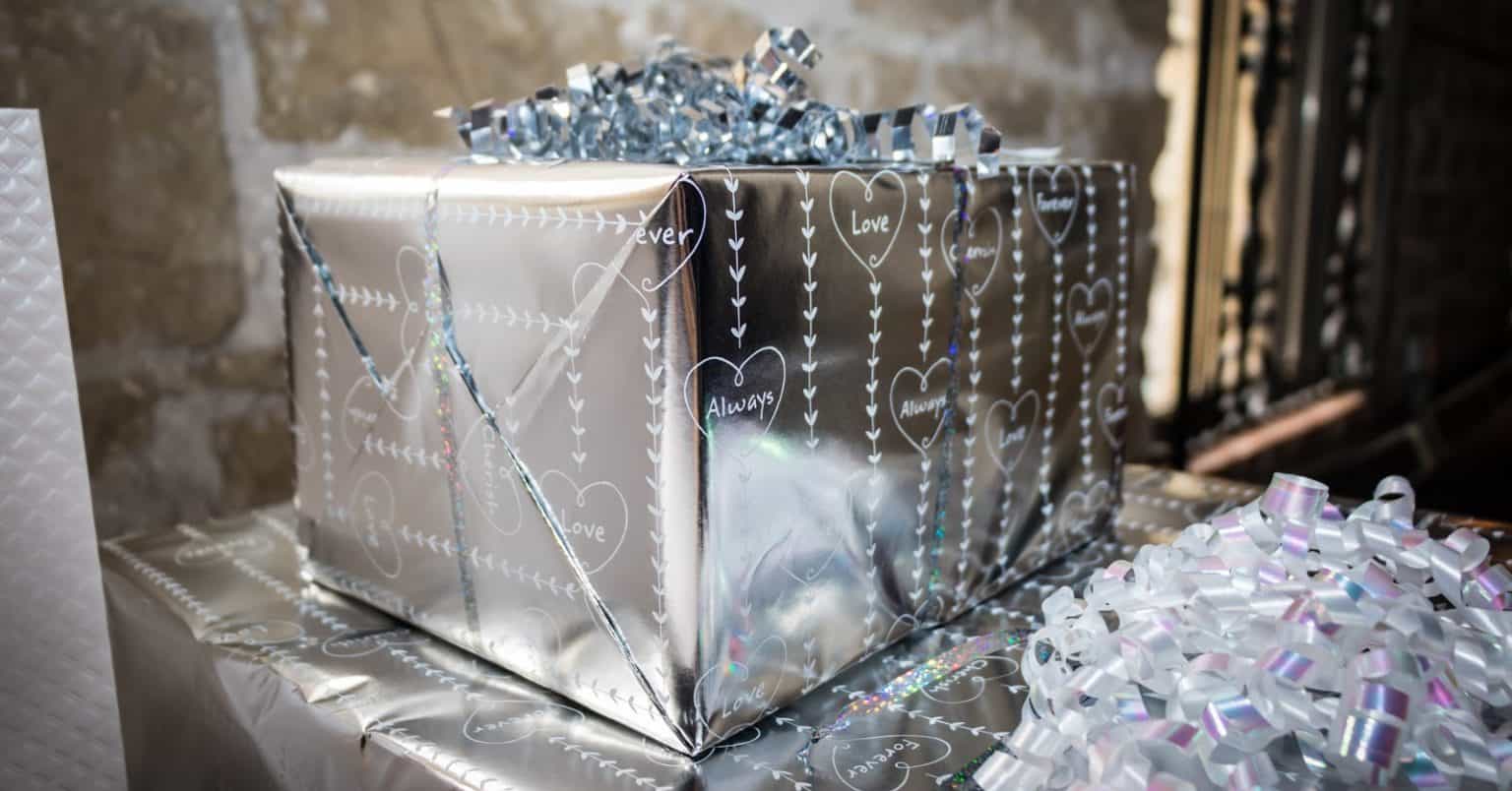 10 Amazingly Sentimental and Touching Wedding Gifts to Give the Happy ...