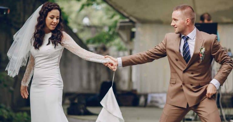 A Guide to the Best Alternative First Dance Songs ( 33+ classics )