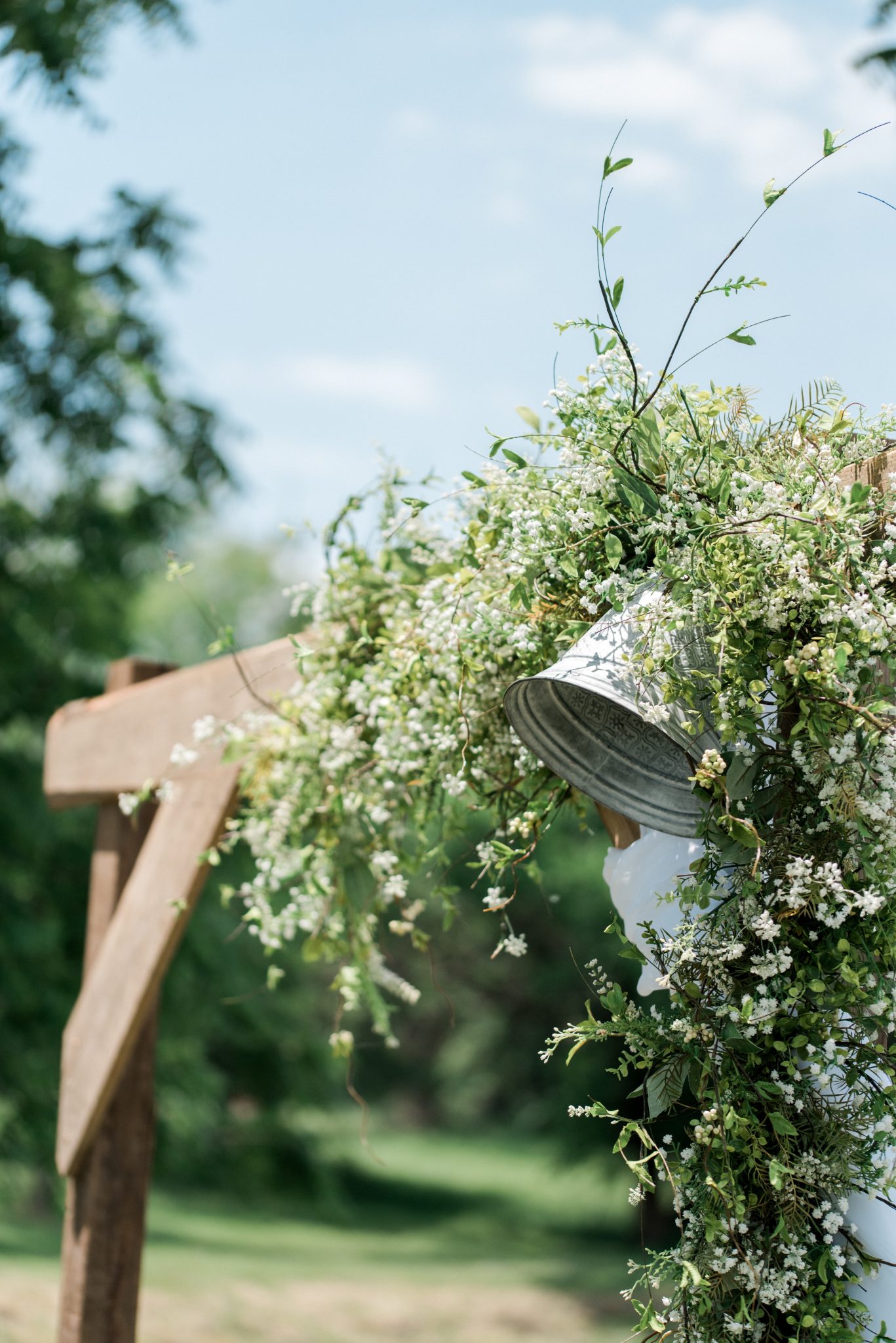 25 Of The Best Rustic Wedding Arch Ideas and Themes