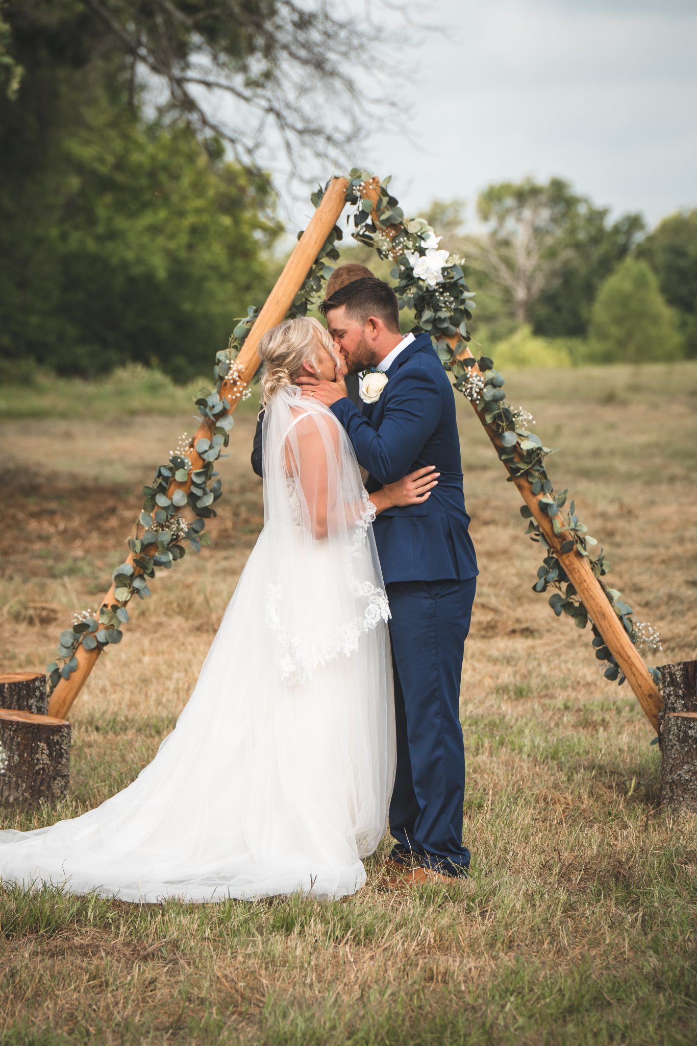 25 Of The Best Rustic Wedding Arch Ideas and Themes
