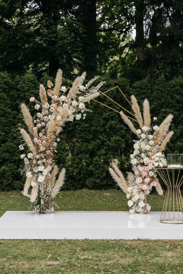 25 Of The Best Rustic Wedding Arch Ideas and Themes
