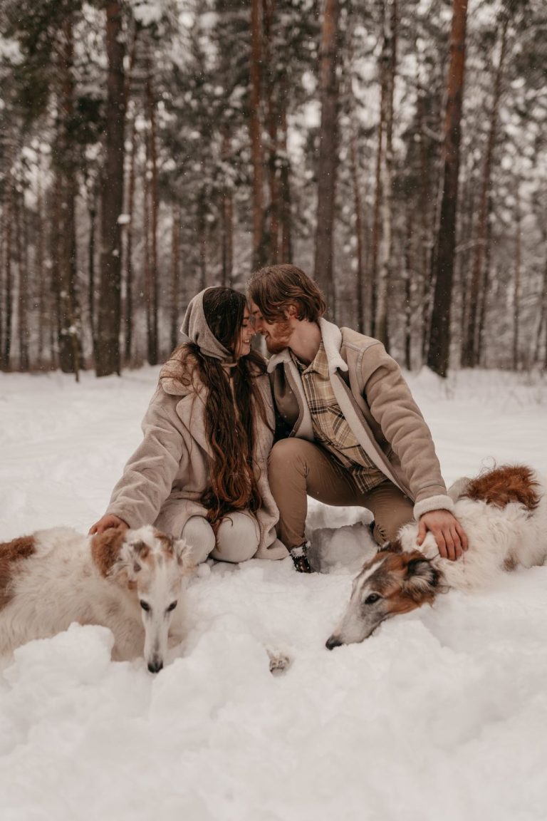 20 Winter Engagement Photo Ideas For a Timeless Love Story