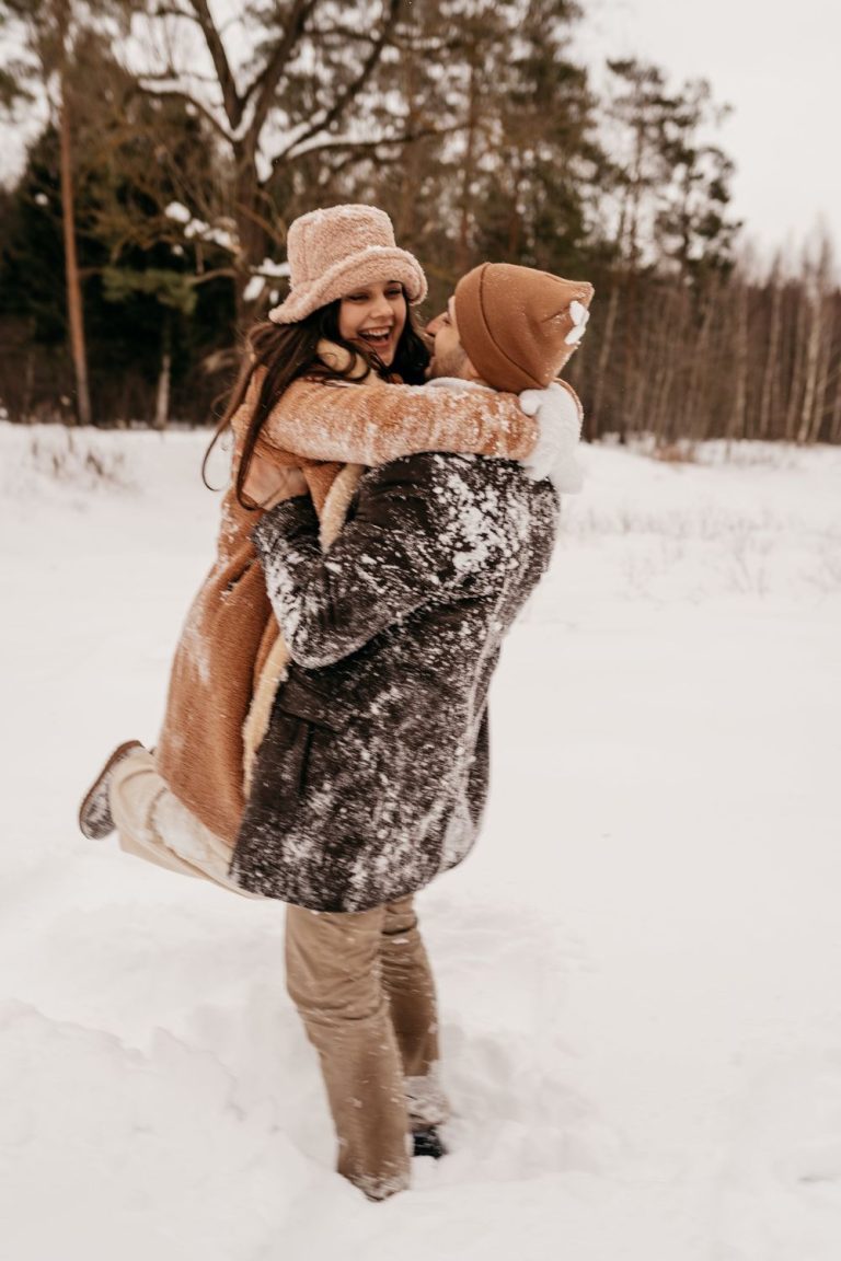 20 Winter Engagement Photo Ideas For a Timeless Love Story
