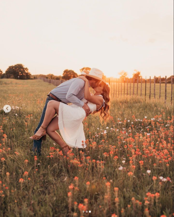 25 Outdoor Engagement Photo Ideas: Inspirations for A Perfect Shoot