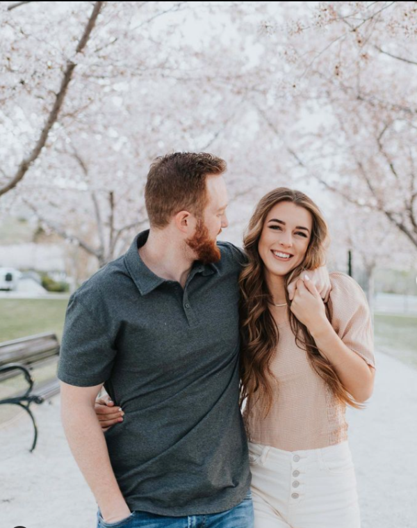 25 Captivating Spring Engagement Photo Ideas Everybody Will Love