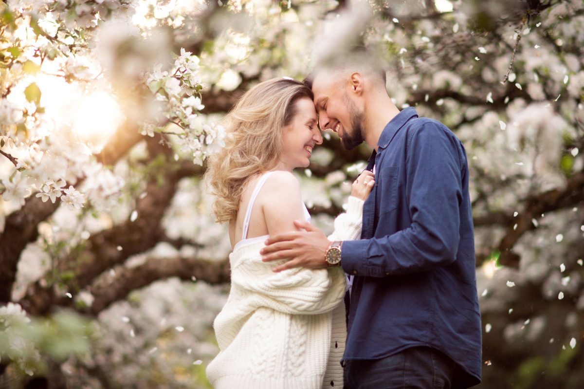 25 Outdoor Engagement Photo Ideas: Inspirations for A Perfect Shoot