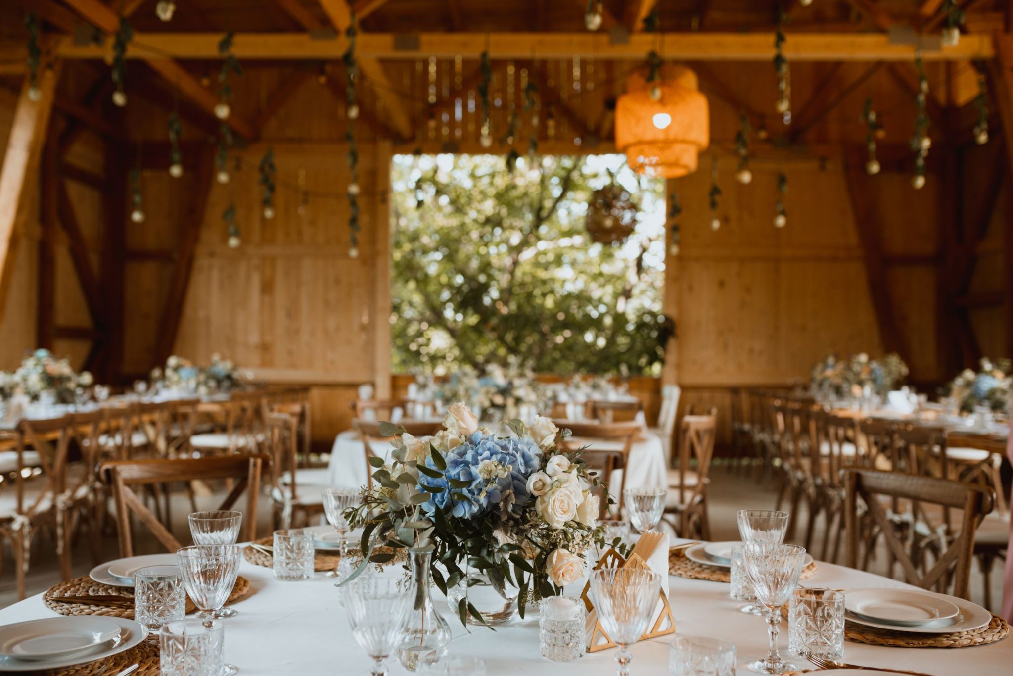 30 Creative & Cheap Wedding Reception Ideas For a Memorable Celebration