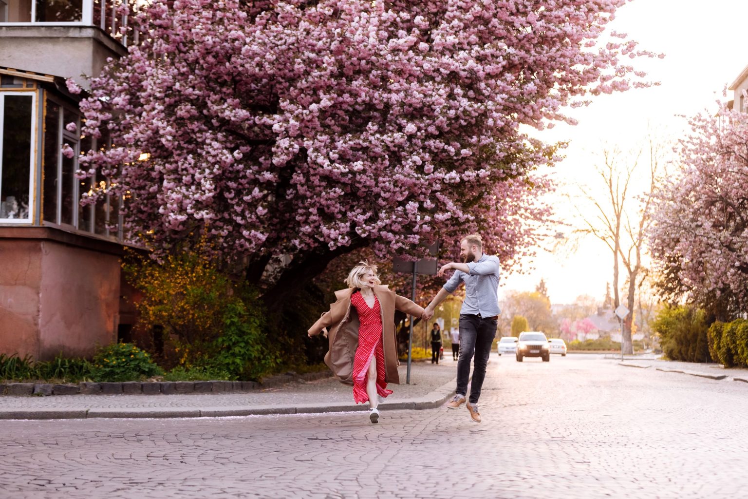 25 Captivating Spring Engagement Photo Ideas Everybody Will Love