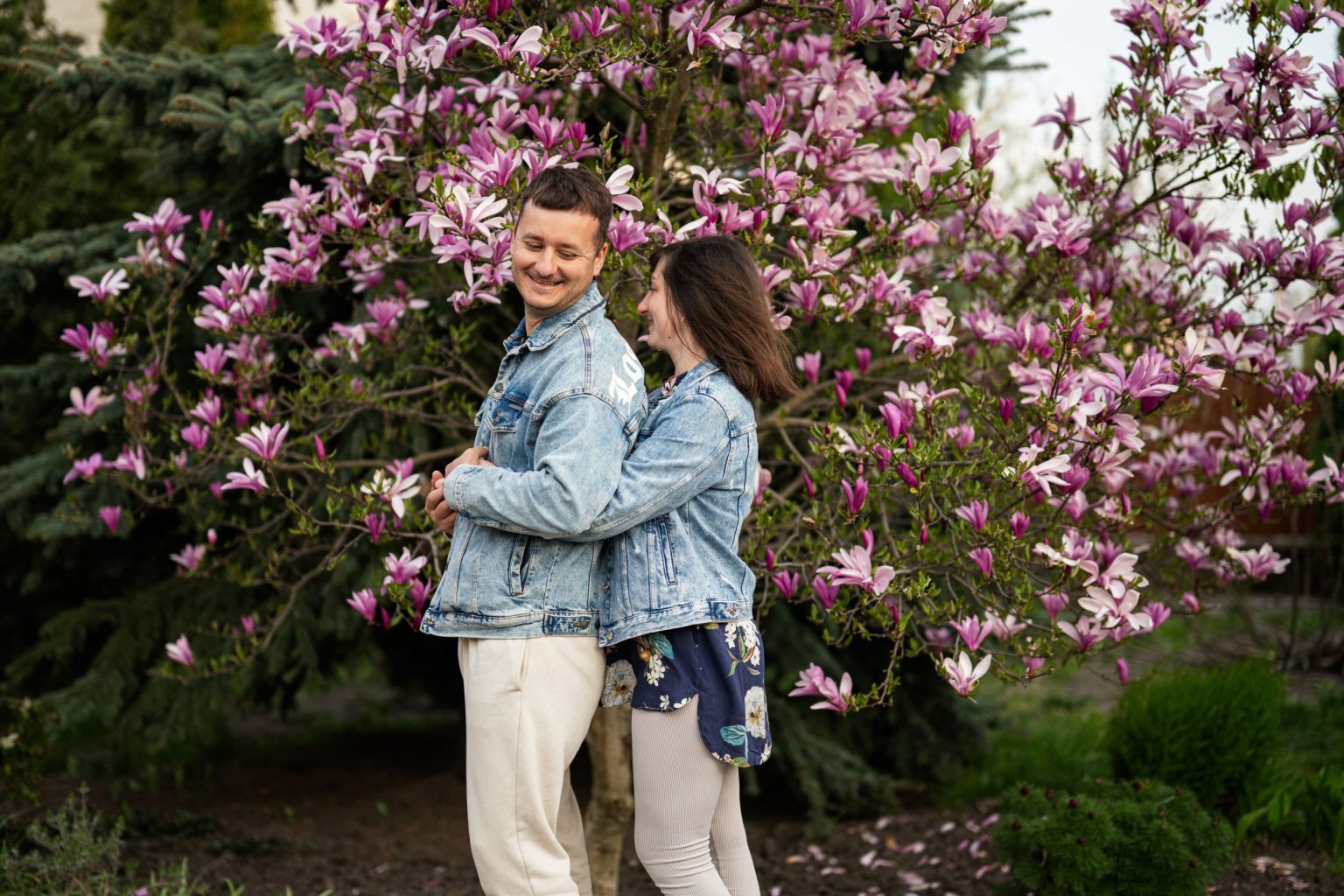 25 Captivating Spring Engagement Photo Ideas Everybody Will Love