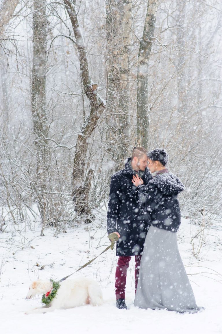 20 Winter Engagement Photo Ideas For a Timeless Love Story