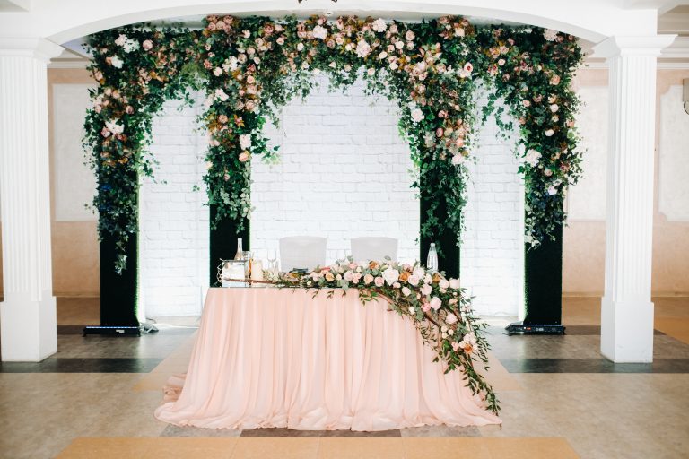 15 Creative and Elegant Bride and Groom Table Ideas for a Stunning ...