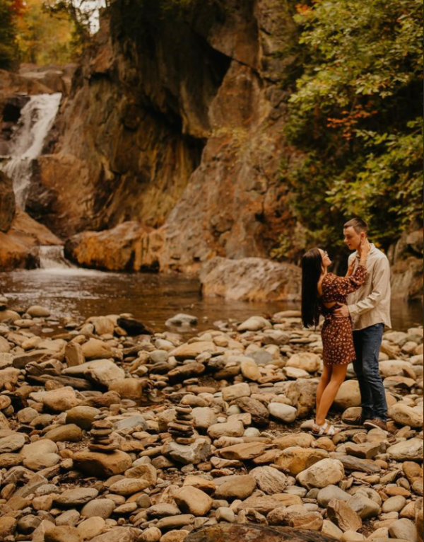 33 Perfect Fall Engagement Photo Inspiration Ideas You'll Love