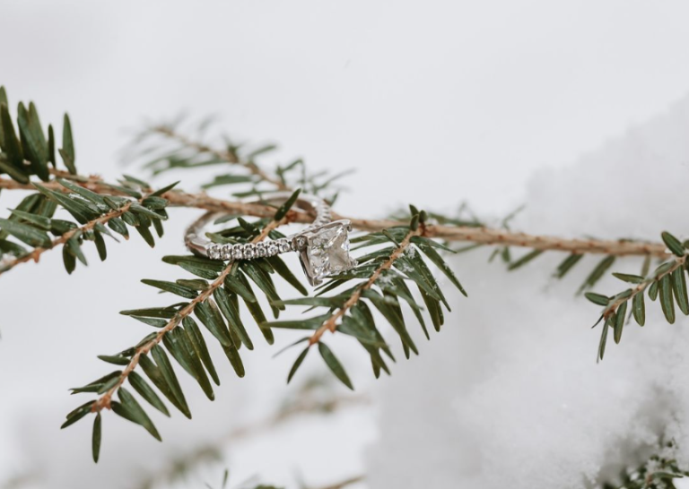 33 Cozy & Creative Winter Engagement Photoshoot Ideas to Steal