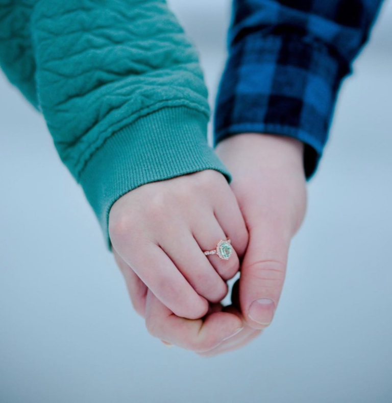 33 Cozy & Creative Winter Engagement Photoshoot Ideas to Steal
