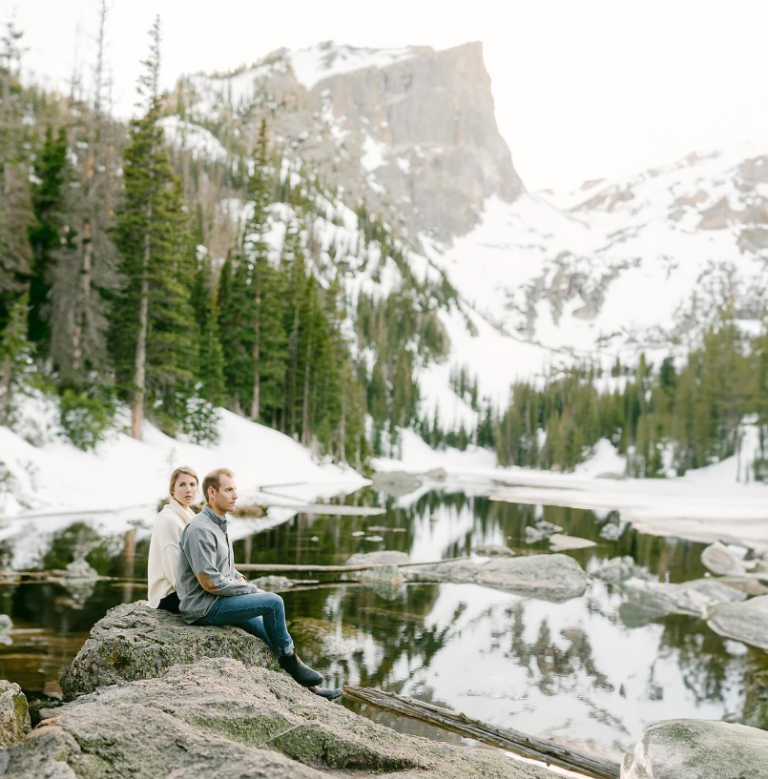 33 Cozy & Creative Winter Engagement Photoshoot Ideas to Steal