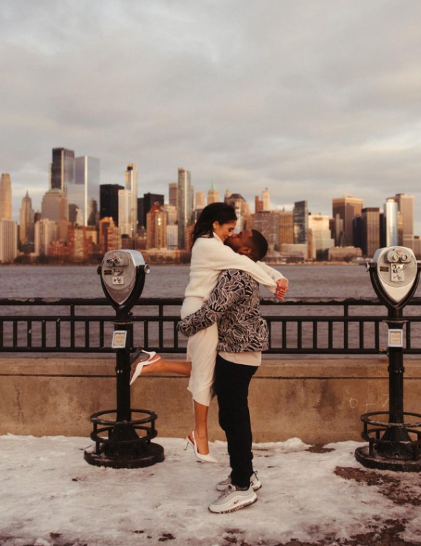33 Cozy & Creative Winter Engagement Photoshoot Ideas to Steal