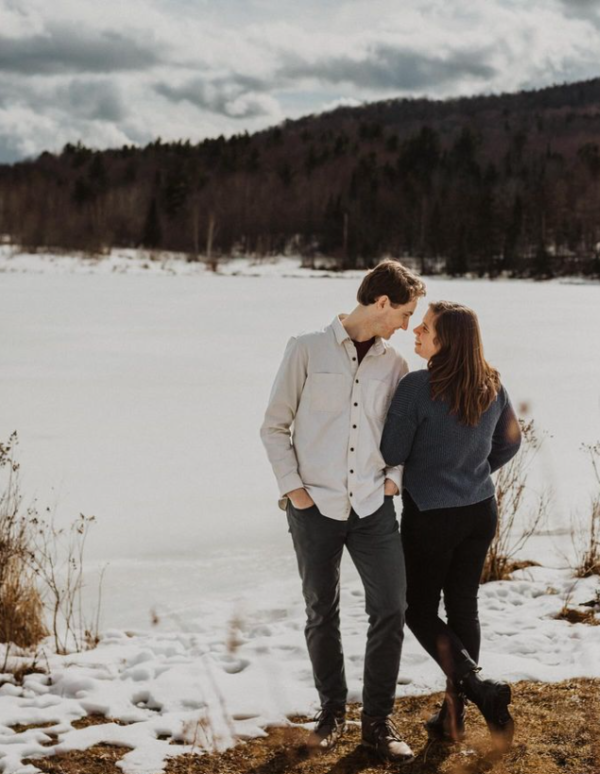 33 Cozy & Creative Winter Engagement Photoshoot Ideas to Steal