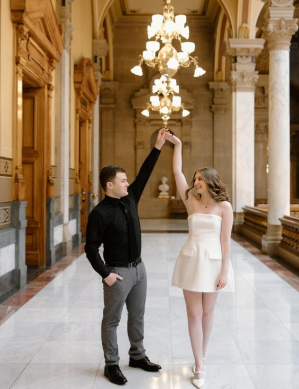 33 Cozy & Creative Winter Engagement Photoshoot Ideas to Steal