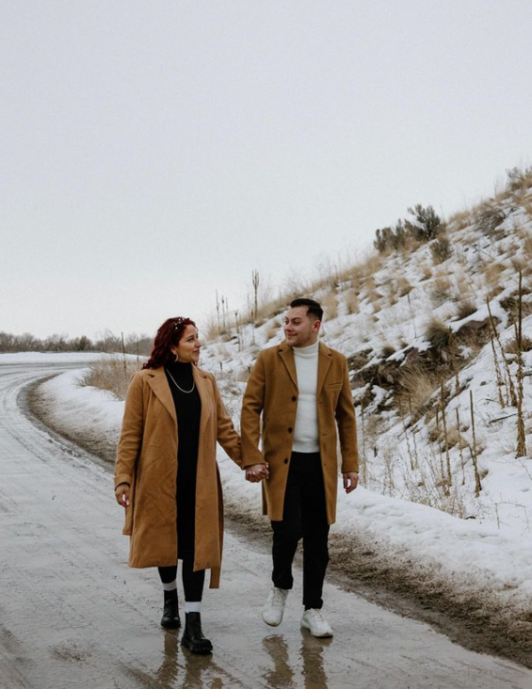 33 Cozy & Creative Winter Engagement Photoshoot Ideas to Steal