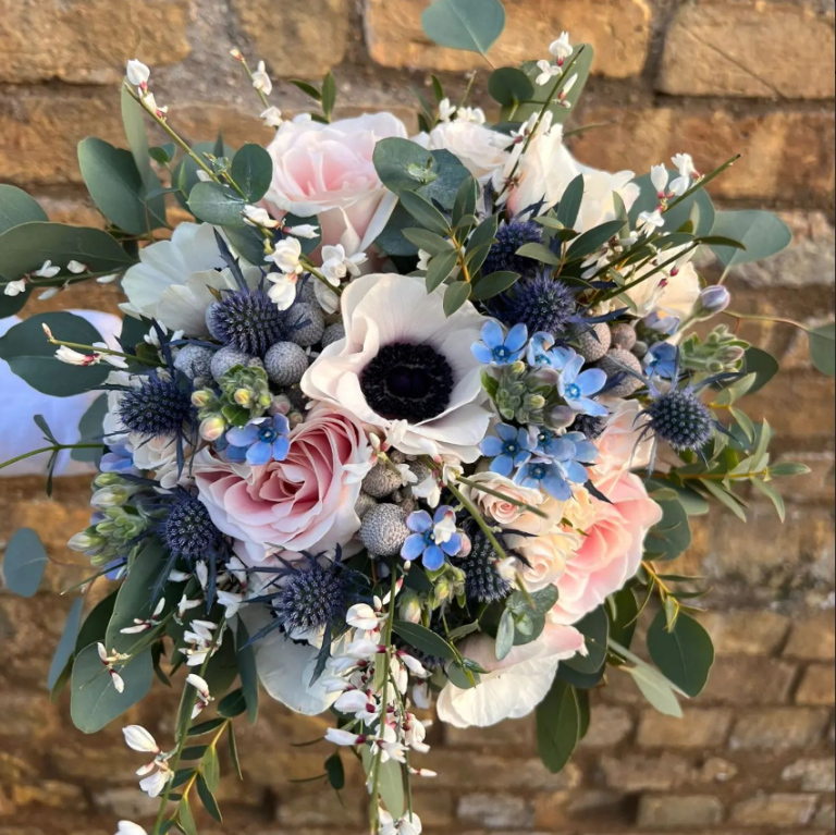 30 Stunning Winter Floral Arrangements for Weddings